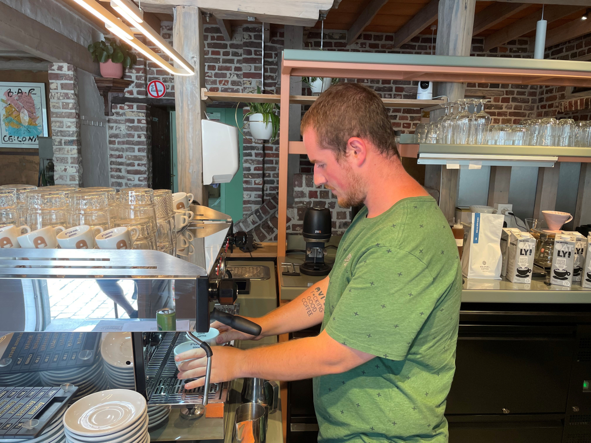Barista Keith opent vandaag zijn Avi 38 koffiebar | Moeyaert