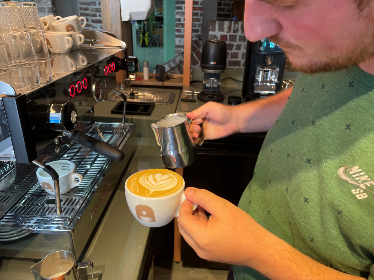 Barista Keith opent vandaag zijn Avi 38 koffiebar | Moeyaert