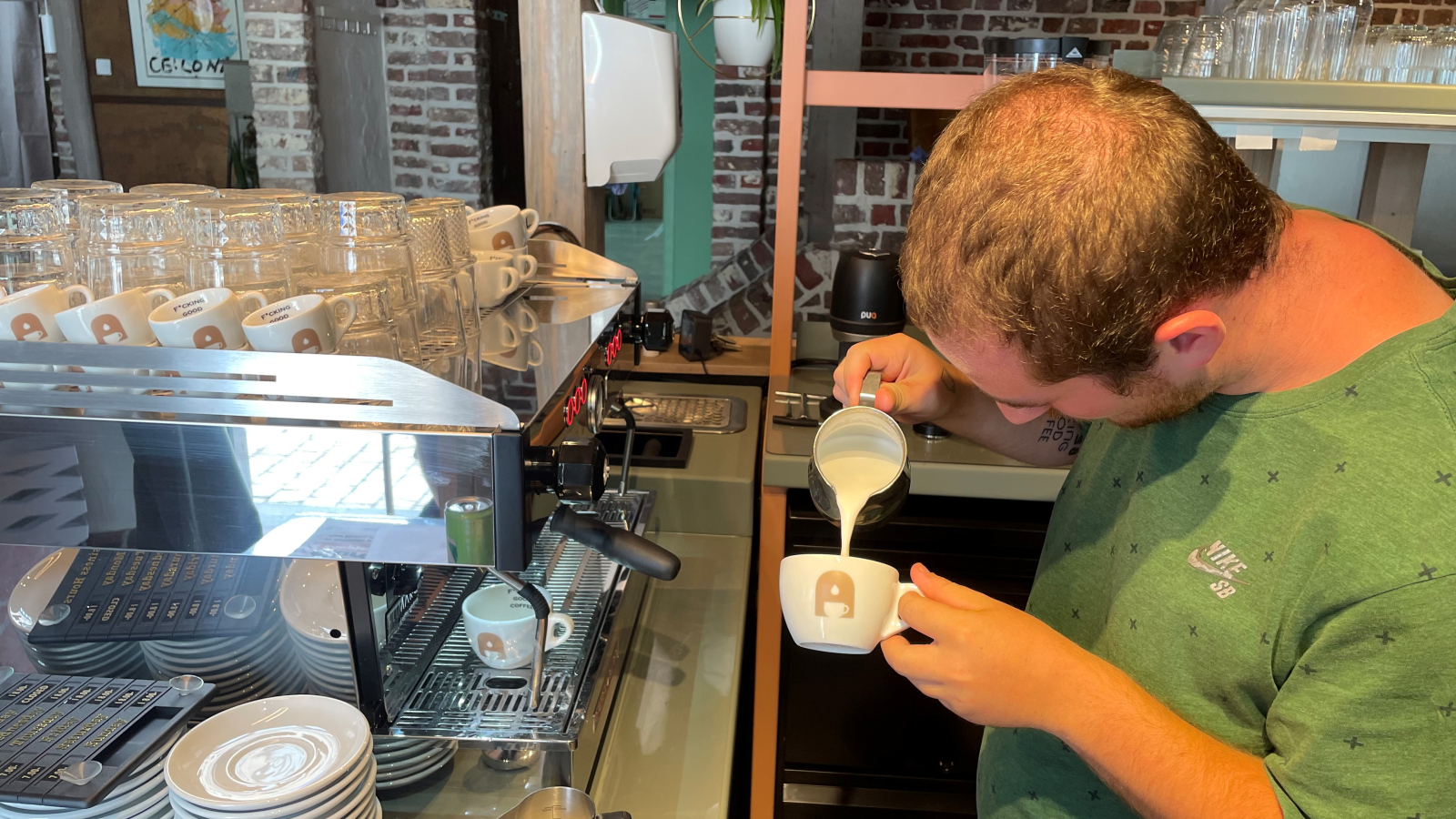 Barista Keith opent vandaag zijn Avi 38 koffiebar | Moeyaert