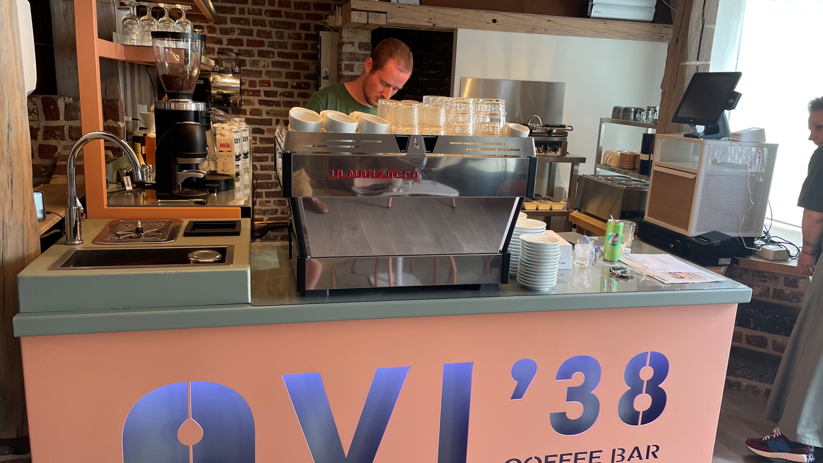 Barista Keith opent vandaag zijn Avi 38 koffiebar | Moeyaert